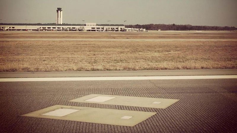 Dos tumbas en la pista de un aeropuerto despiertan la curiosidad de los ...