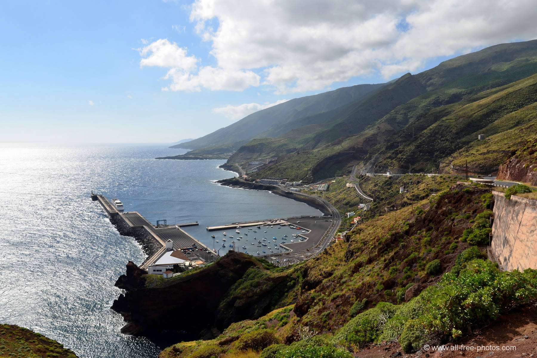 La isla canaria de El Hierro cede al turismo